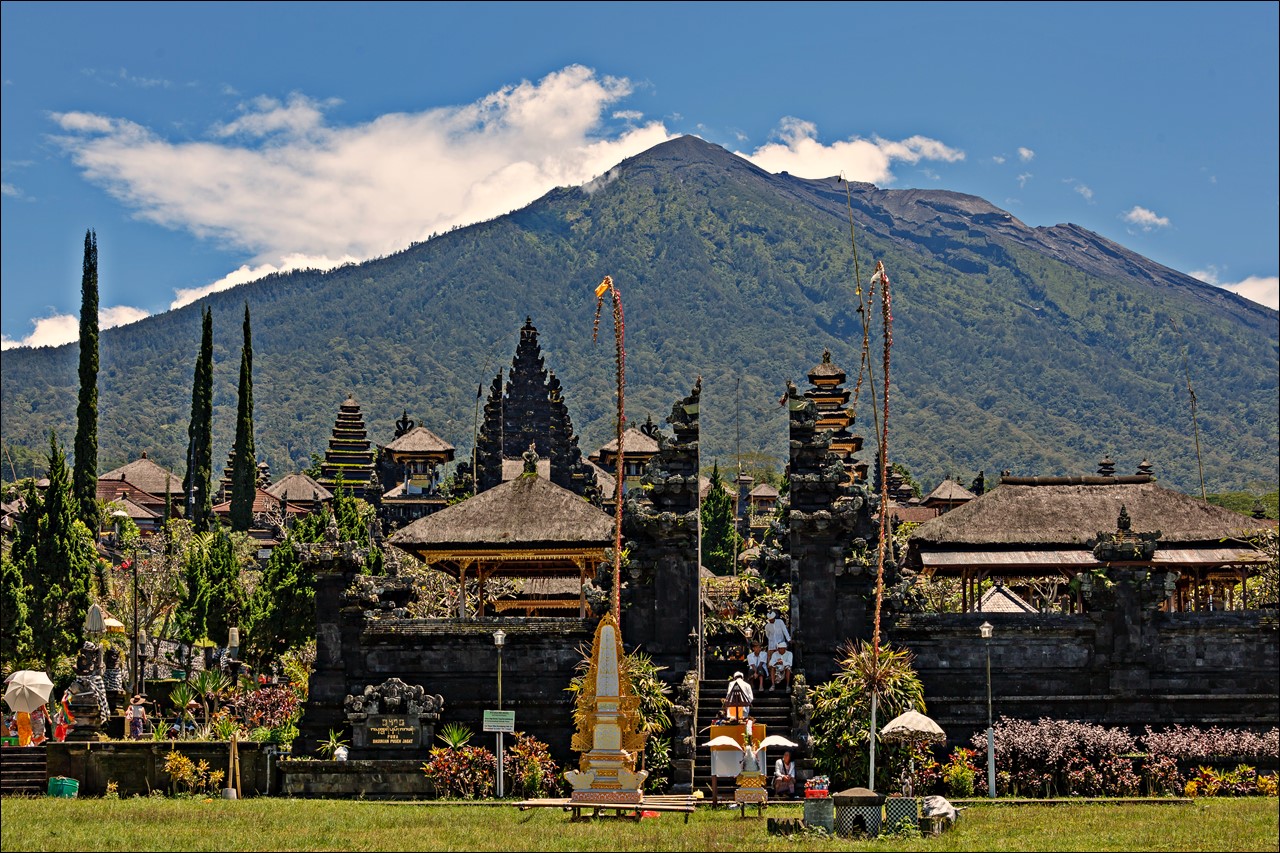 Mitos dan Misteri di Balik Keindahan Gunung Agung, Titik Tersuci di ...